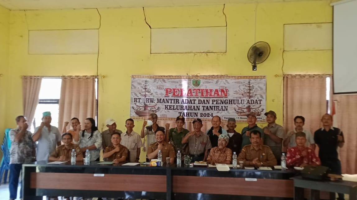 Kegiatan Pelatihan RT, RW, Mantir Adat, dan Penghulu Adat se-Kelurahan ...
